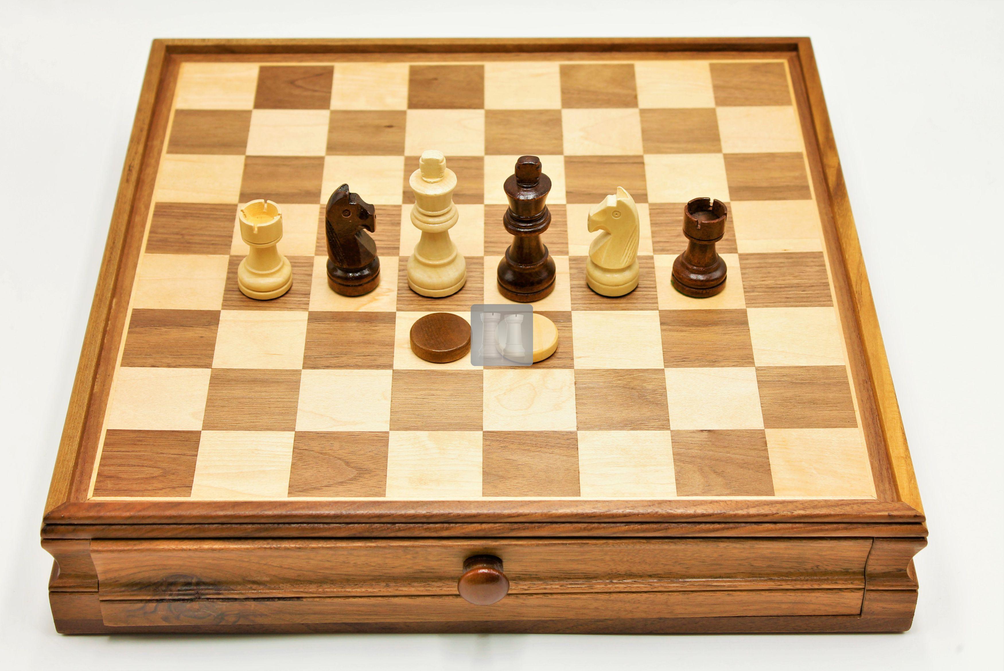 Chessboard in Walnut wood, with drawer